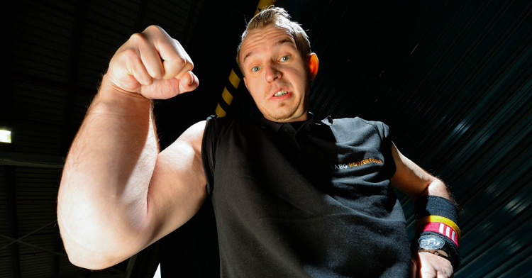 Un joven alemán, el Hellboy real de las vencidas!