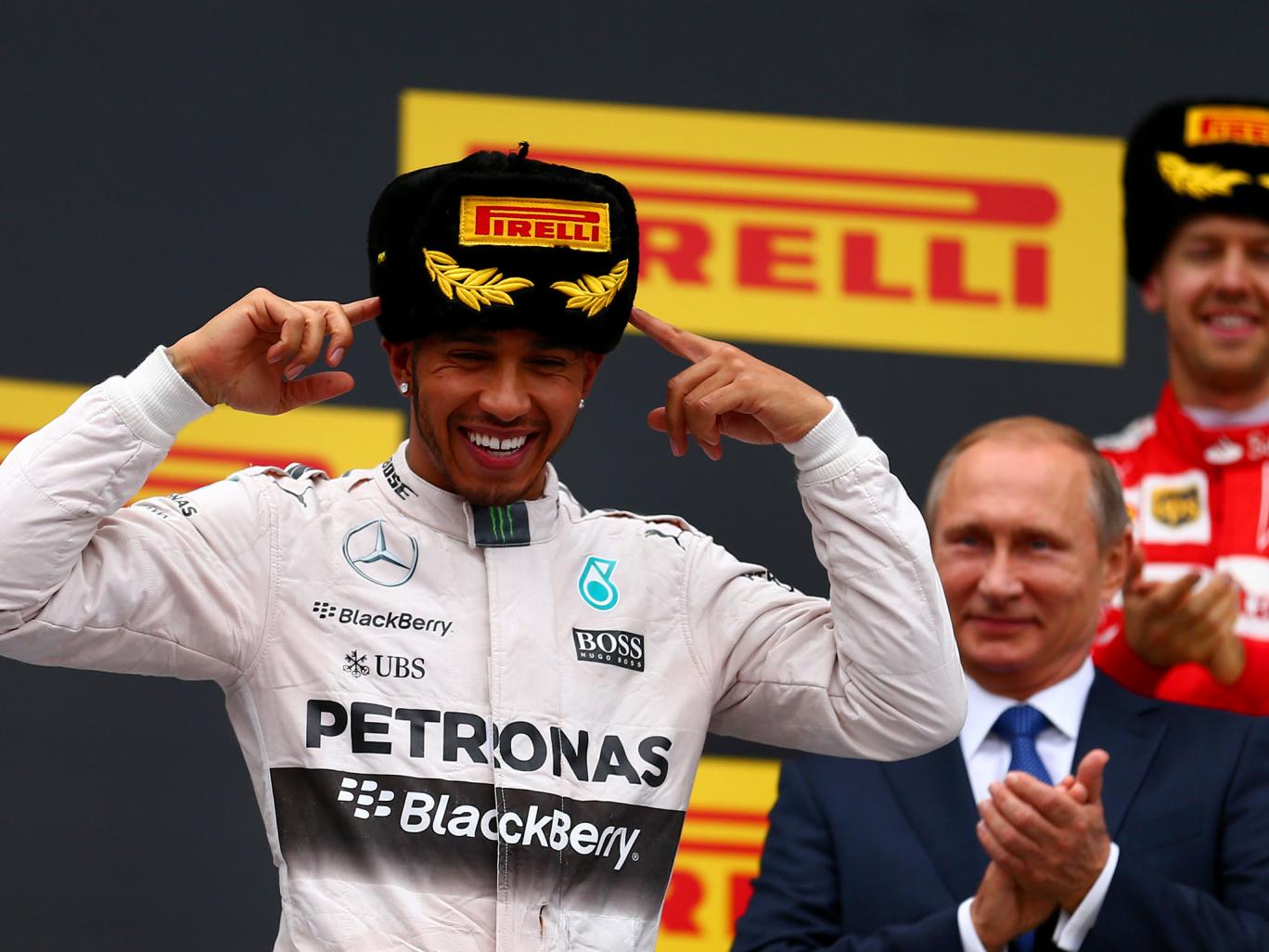 Lewis Hamilton Baña con champagne a Vladimir Putin