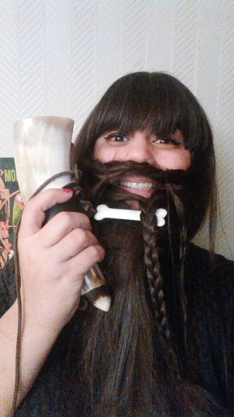 Ahora las mujeres lucen largas barbas en redes sociales