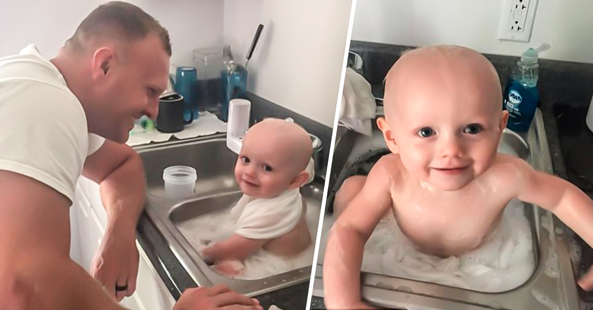 Policías bañan a bebé lleno de vómito en comisaría