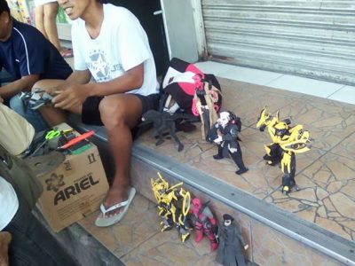Filipino hace increíbles figuras de acción con chanclas