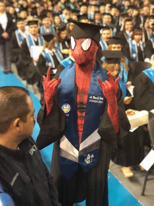 Alumno se gradúa vestido con disfraz de Spider Man.