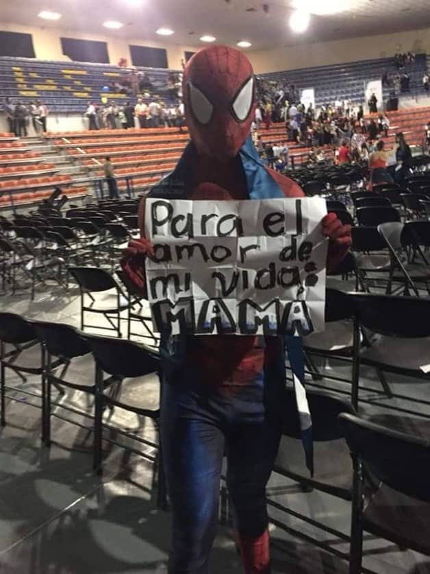 Alumno se gradúa vestido con disfraz de Spider Man.
