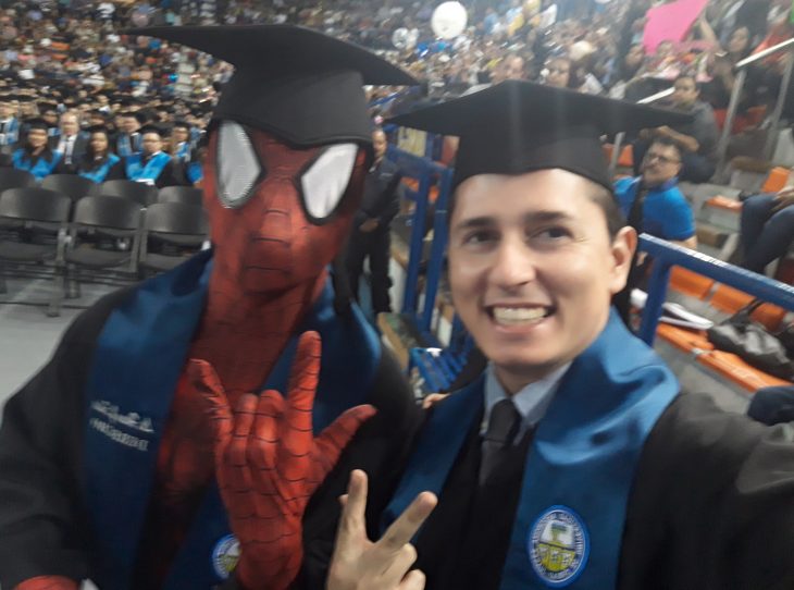 Alumno se gradúa vestido con disfraz de Spider Man.