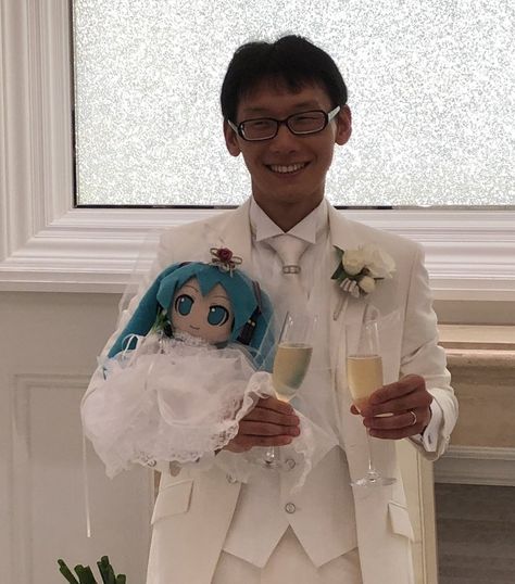 Hombre se casa con un holograma en Japón y dice ser feliz Hombre se casa con un holograma en Japón y dice ser feliz