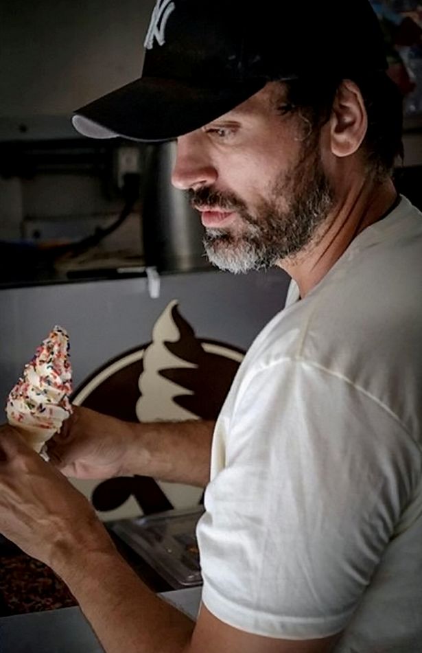 Influencers le piden helados gratis; ahora les cobra doble