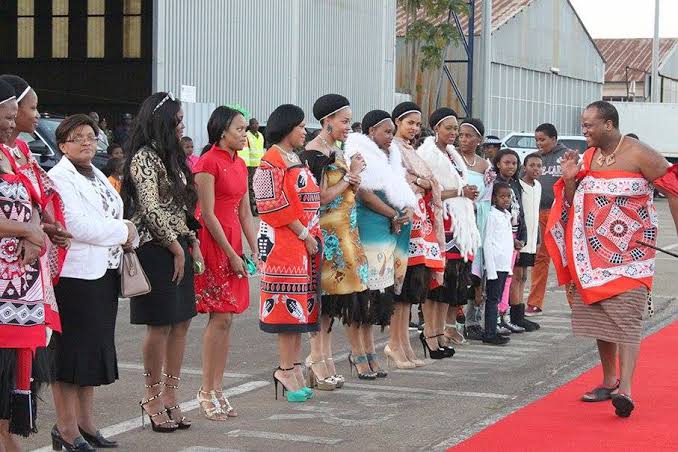 Rey africano compra Rolls-Royce para sus 14 esposas Rey africano compra Rolls-Royce para sus 14 esposas