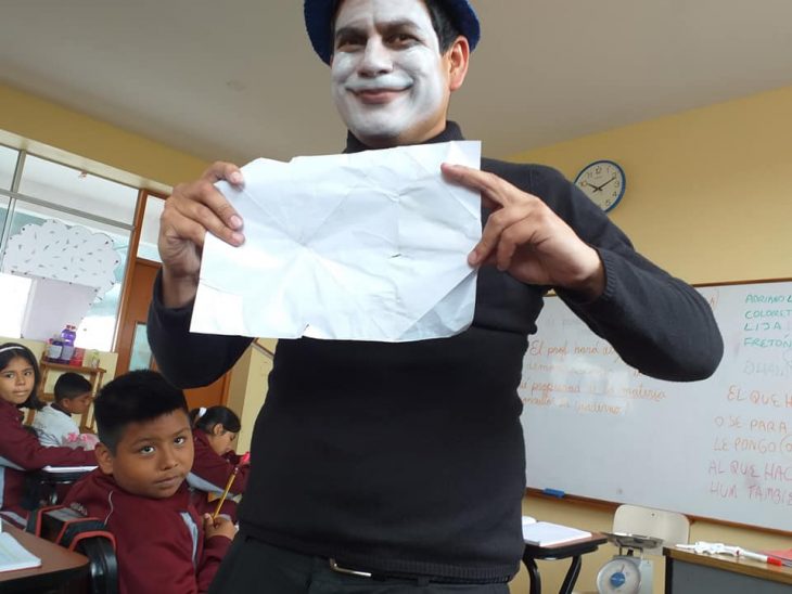 Profesor se disfraza de personajes para hacer más atractivas sus clases ... Profesor se disfraza de personajes para hacer más atractivas sus clases ...