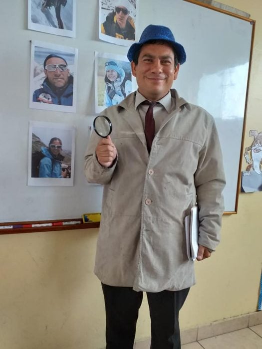 Profesor se disfraza de personajes para hacer más atractivas sus clases ... Profesor se disfraza de personajes para hacer más atractivas sus clases ...