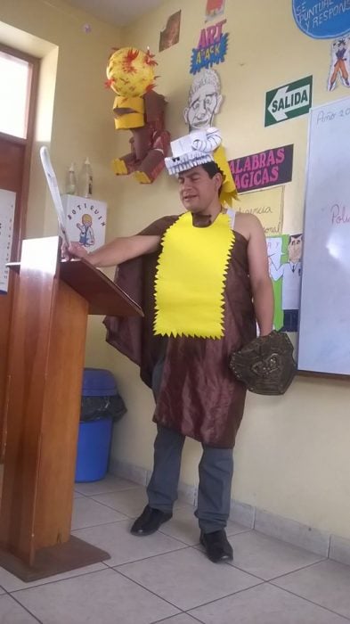 Profesor se disfraza de personajes para hacer más atractivas sus clases ... Profesor se disfraza de personajes para hacer más atractivas sus clases ...