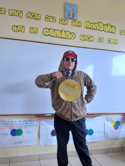 Profesor se disfraza de personajes para hacer más atractivas sus clases ... Profesor se disfraza de personajes para hacer más atractivas sus clases ...