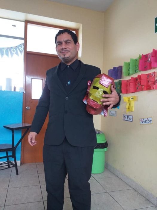 Profesor se disfraza de personajes para hacer más atractivas sus clases ... Profesor se disfraza de personajes para hacer más atractivas sus clases ...
