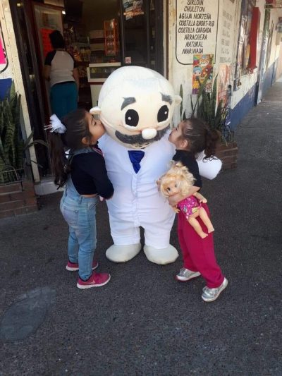 Niño le pidió a Santa Claus una botarga del Dr. Simi