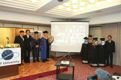 Estudiantes de una universidad en Japón asisten a su graduación usando ...