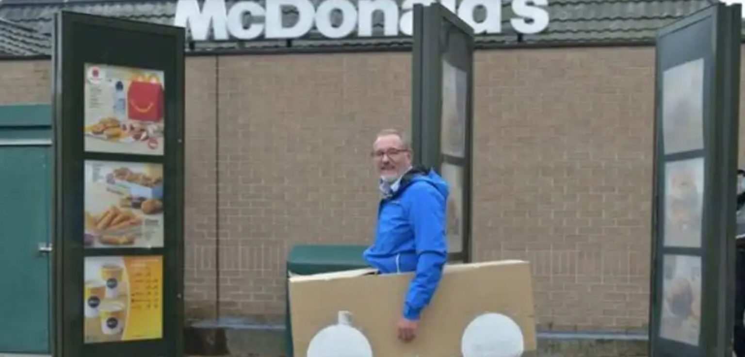 Construye auto de cartón para ir a McDonald’s por su comida