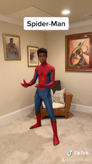 Chico hace genial video de Tik Tok y Disney ya lo busca