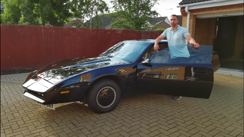 Construyó su propia réplica de KITT, el Auto Increíble