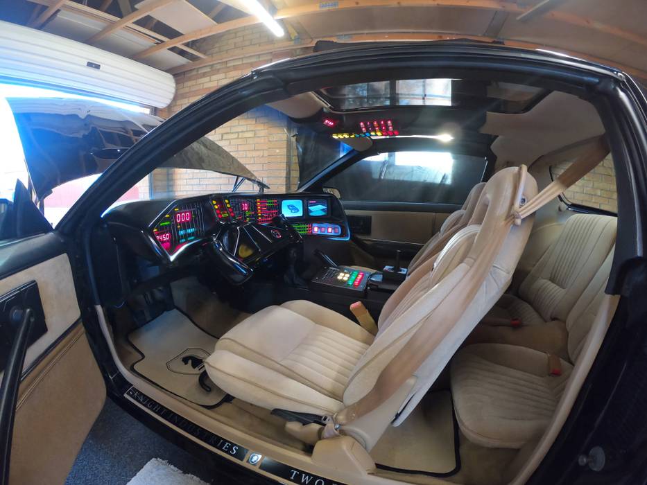 Construyó su propia réplica de KITT, el Auto Increíble