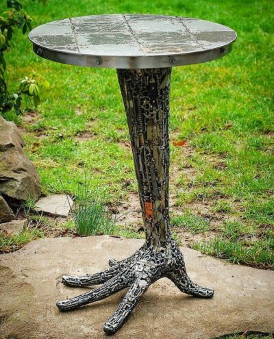 Artista crea esculturas solo usando metales reciclados