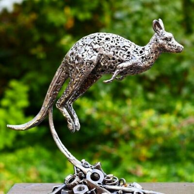 Artista crea esculturas solo usando metales reciclados