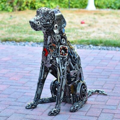 Artista crea esculturas solo usando metales reciclados