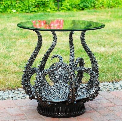 Artista crea esculturas solo usando metales reciclados