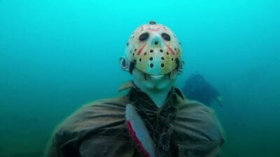 Alguien puso una estatua de Jason Voorhees en este lago