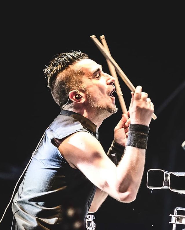 The offspring se despide de su baterista Pete Parada