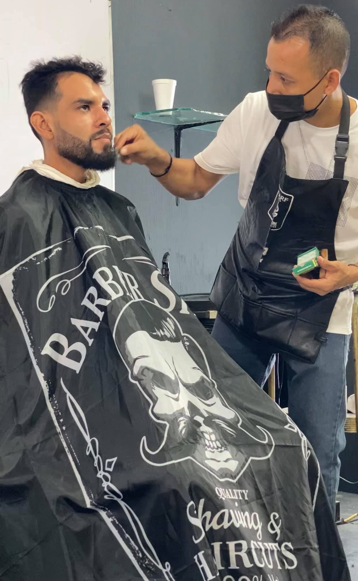 Barberos le hacen un cambio de look radical a un indigente