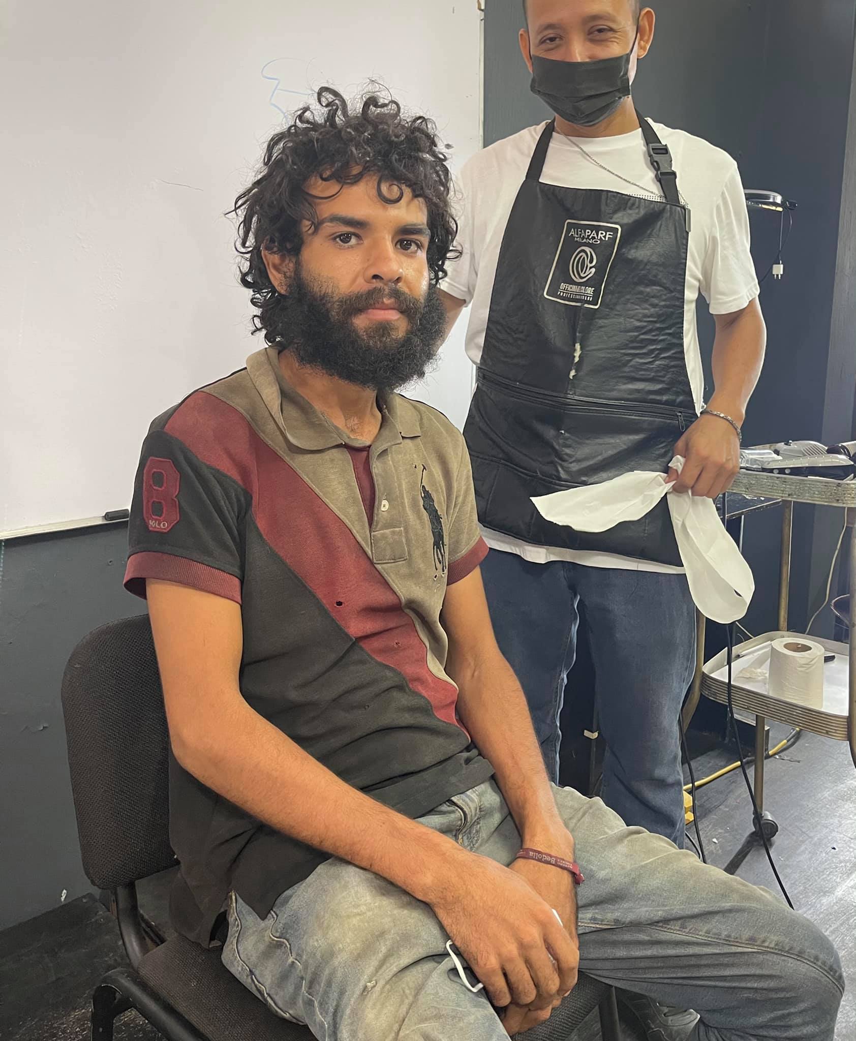 Barberos le hacen un cambio de look radical a un indigente