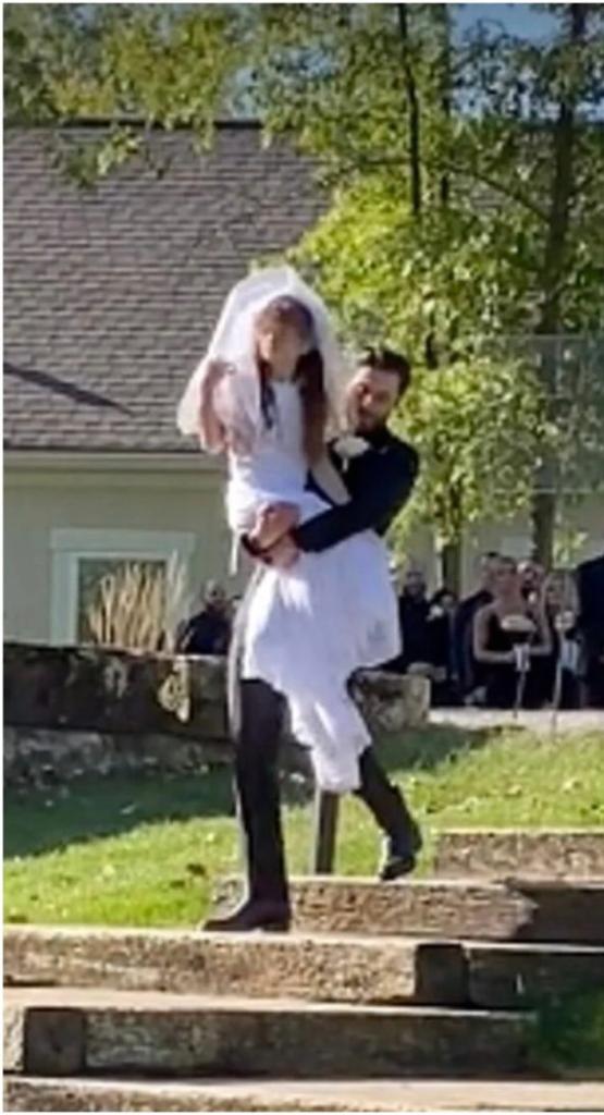 Novio alfa cargó a su cuñada para acompañarlos en el altar