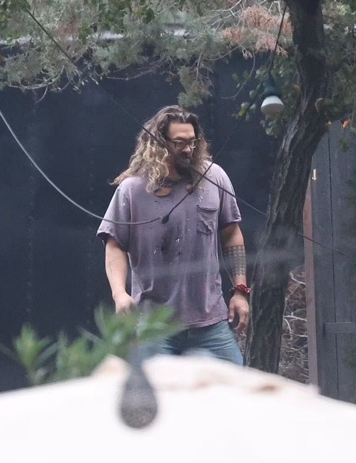 Jason Momoa se muda de su casa millonaria a una rodante