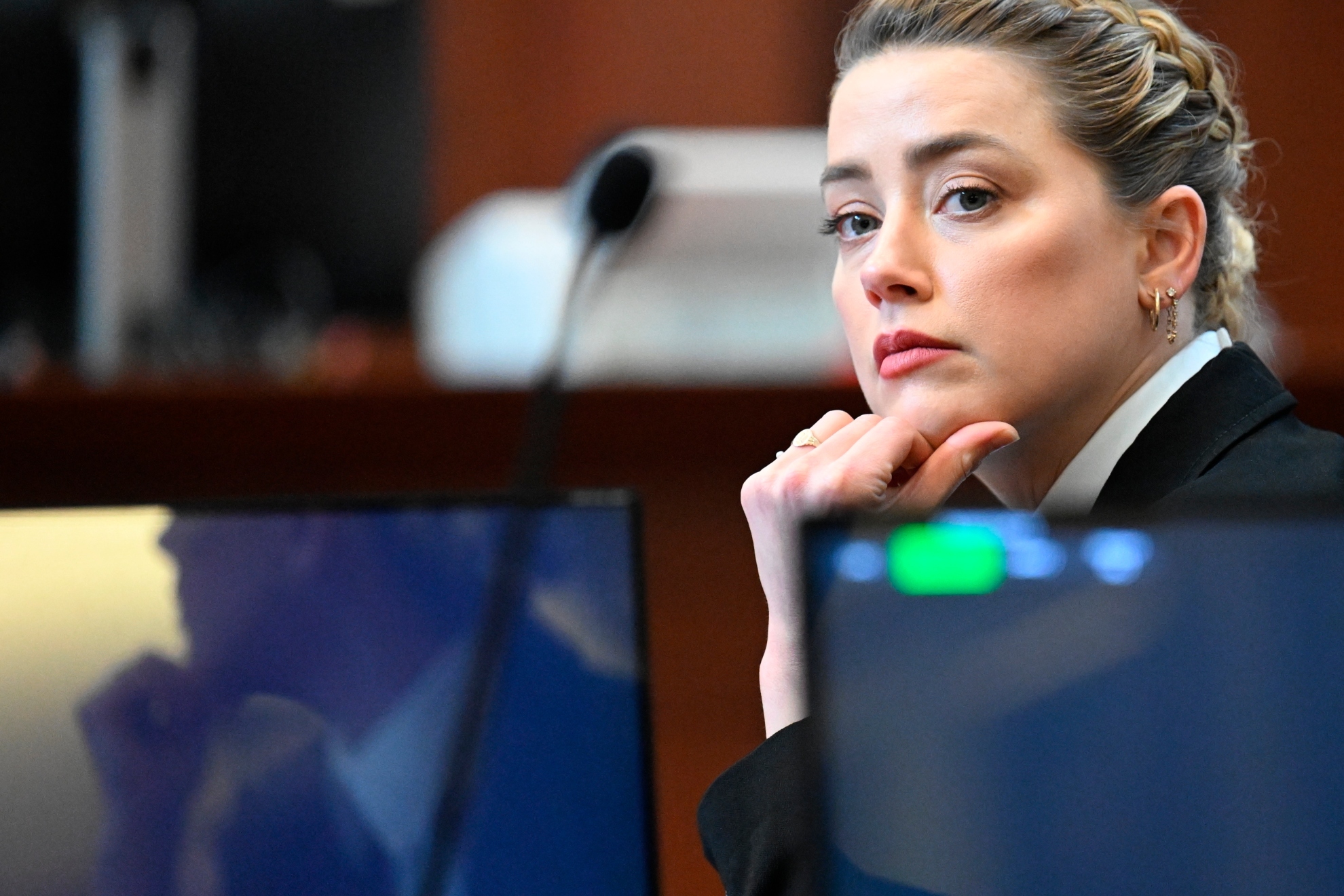 Amber dice que ella no defecó en la cama de Johnny, sino el perro