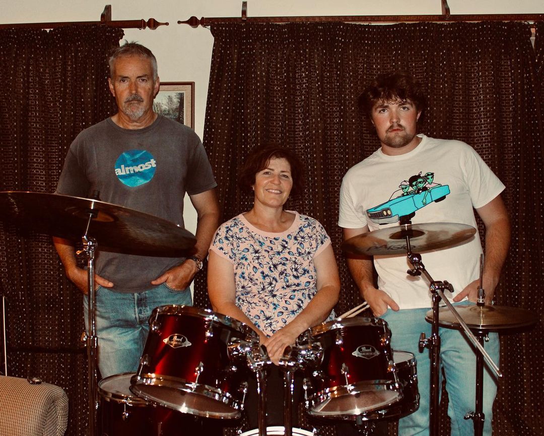 Andrea y Ryan Stokes, madre e hijo, forman su banda Mommas Boy