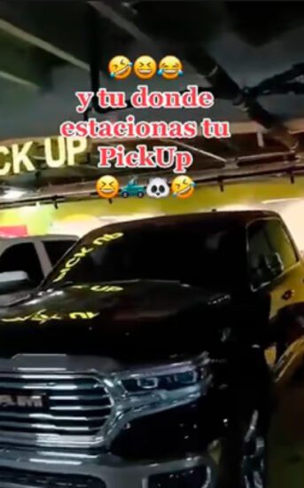 Conductores estacionan camionetas en zona ‘pick up’