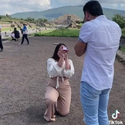 Mujer valiente le propone matrimonio a su novio en Teotihuacán