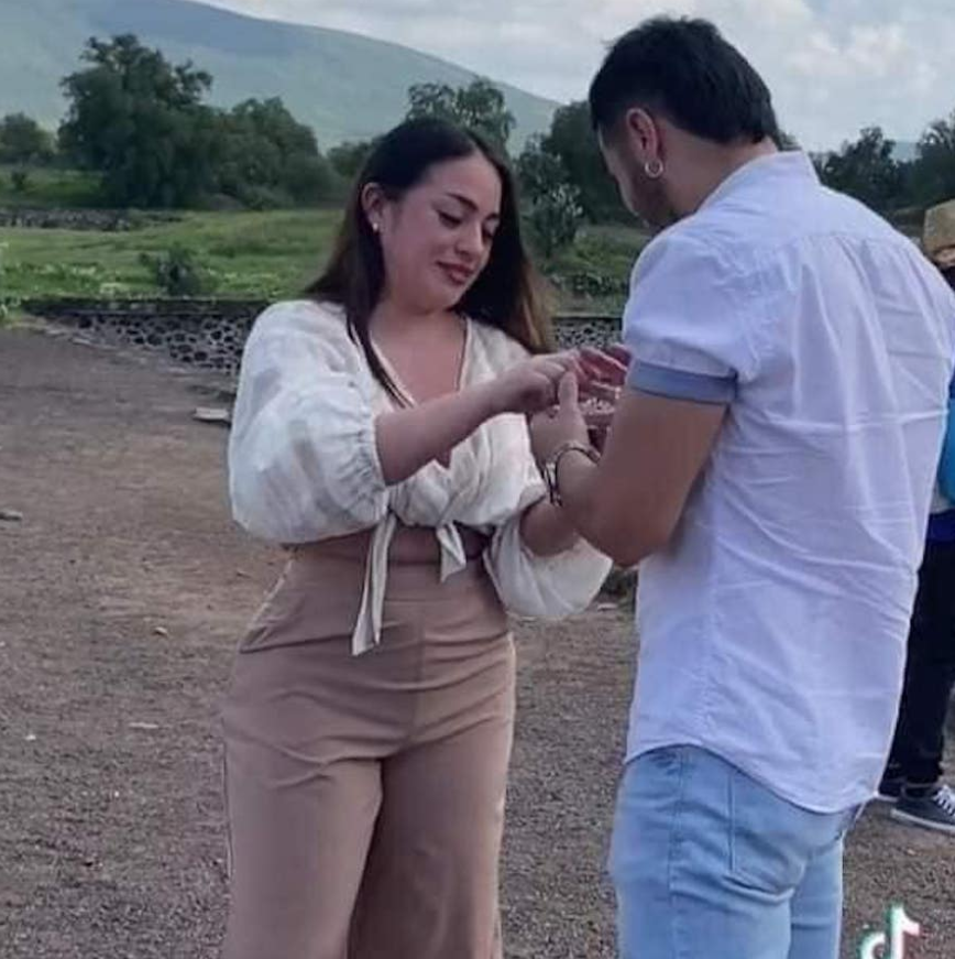 Mujer valiente le propone matrimonio a su novio en Teotihuacán