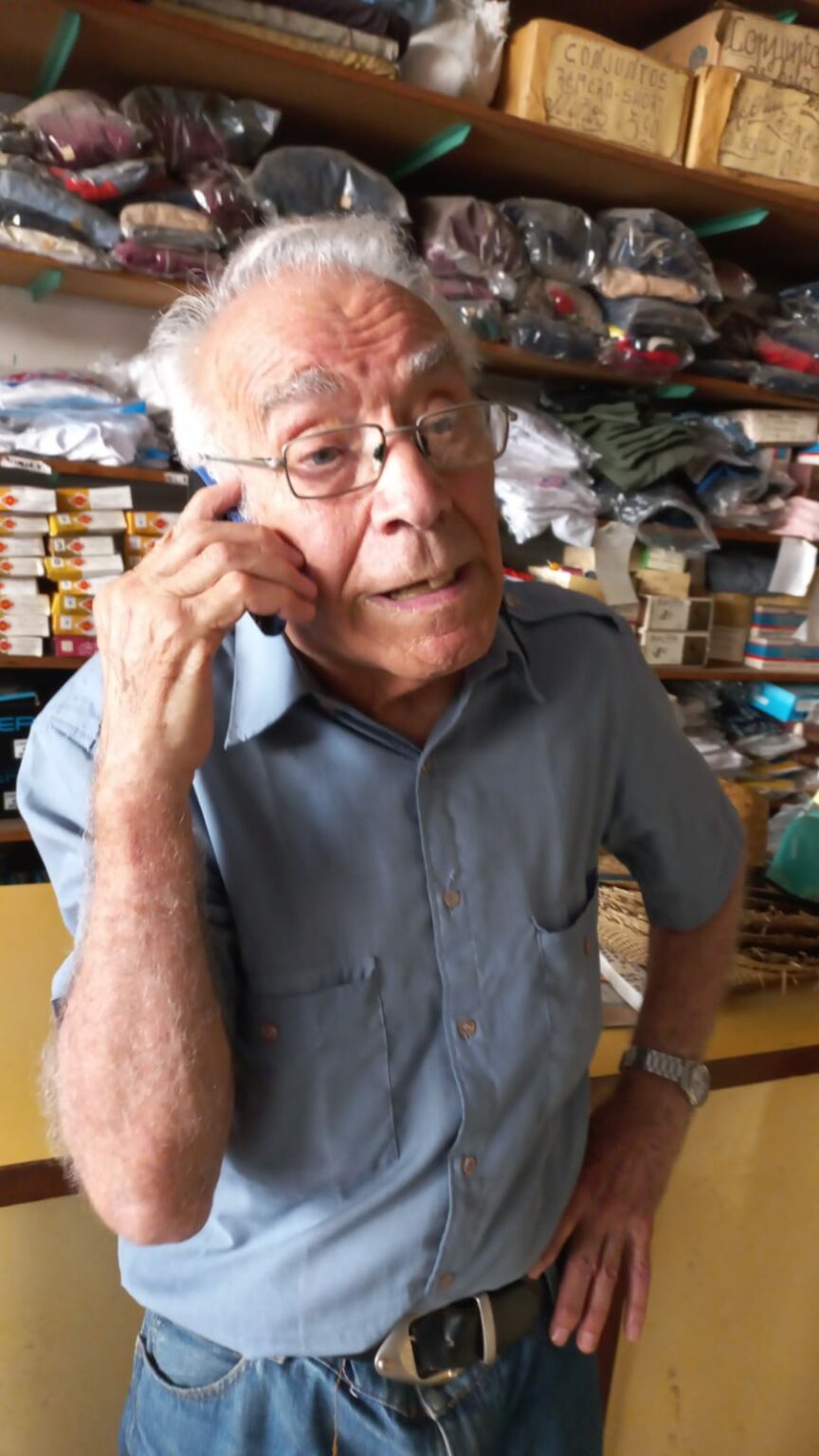 Le regalan tele a abuelo que veía los partidos en la calle