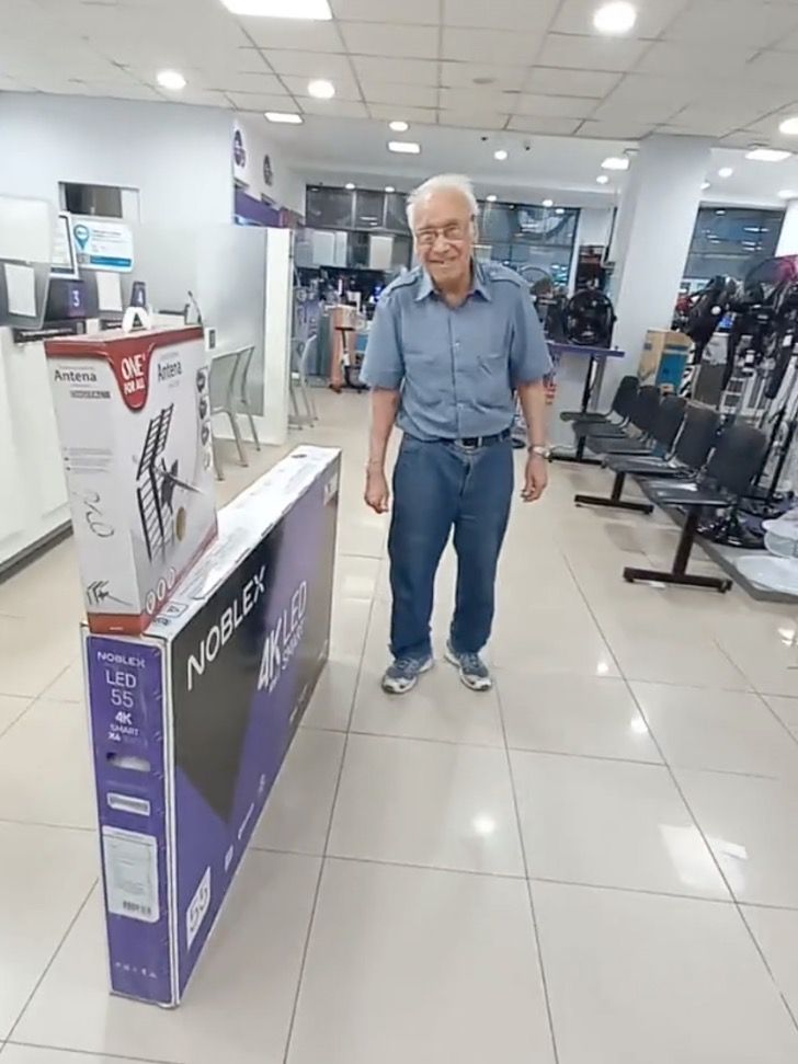 Le regalan tele a abuelo que veía los partidos en la calle