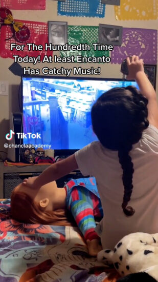 Niña hace ritual a su muñeco Chucky como en la película