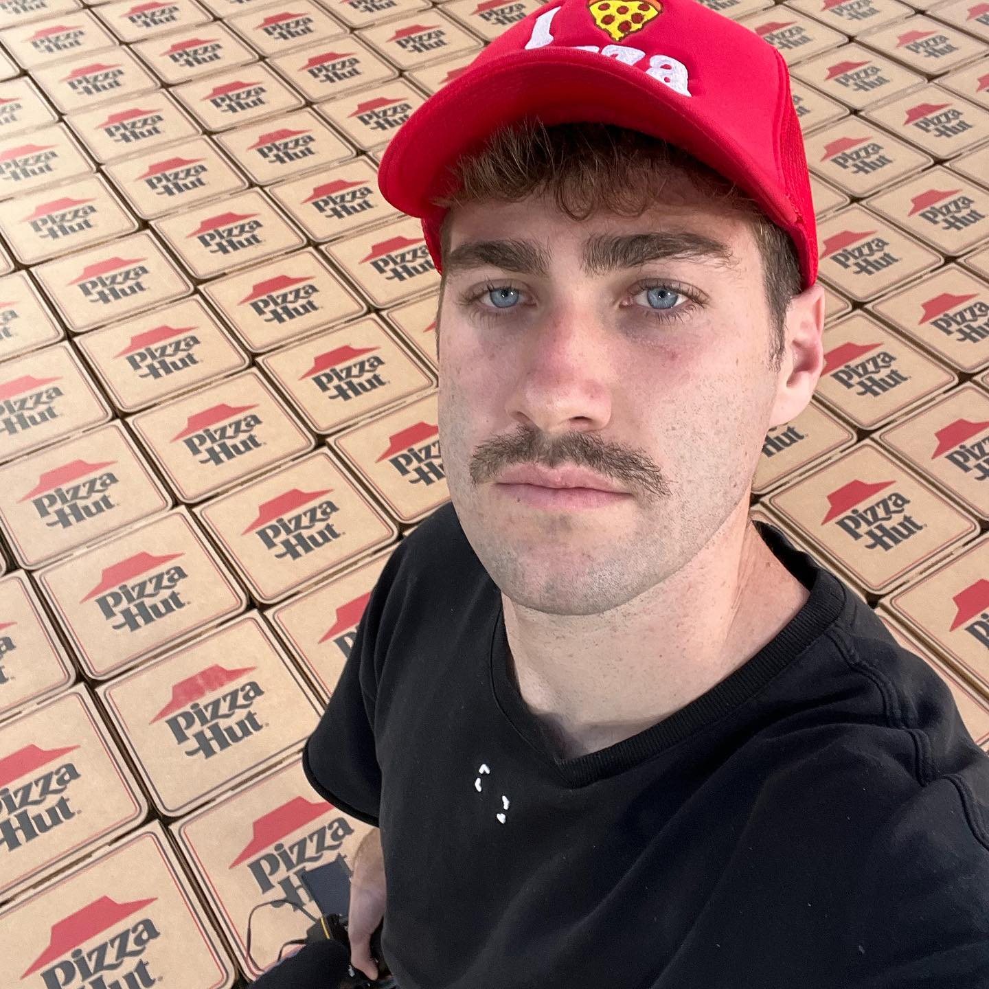 Pizza Hut rompe récord con la pizza más grande jamás hecha