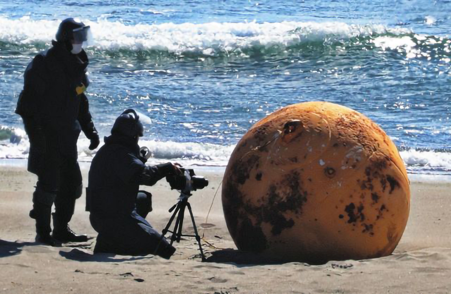Encuentran extraña esfera metálica en las costas de Japón