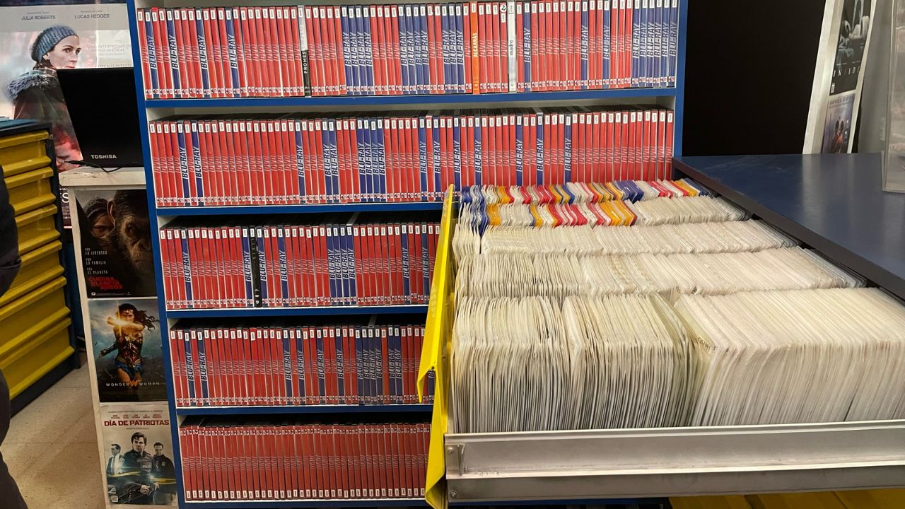 Resiste a las plataformas el último videoclub de Oviedo