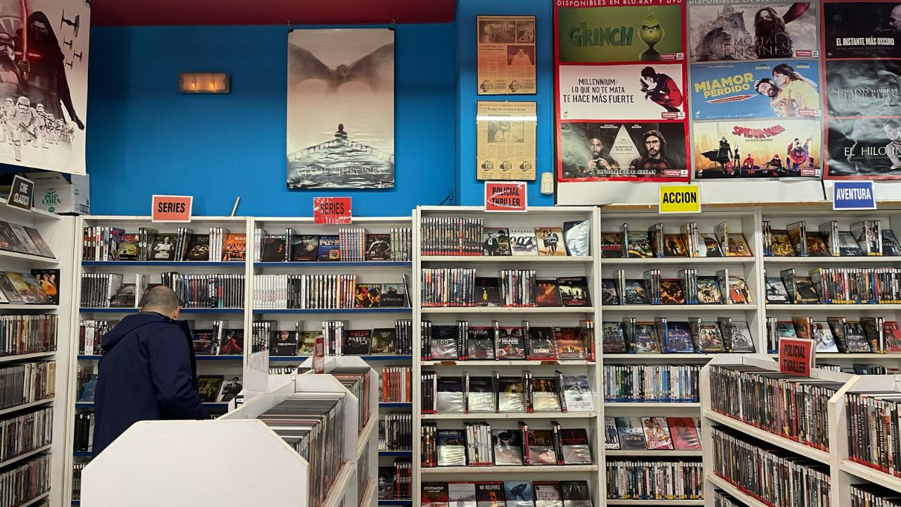 Resiste a las plataformas el último videoclub de Oviedo