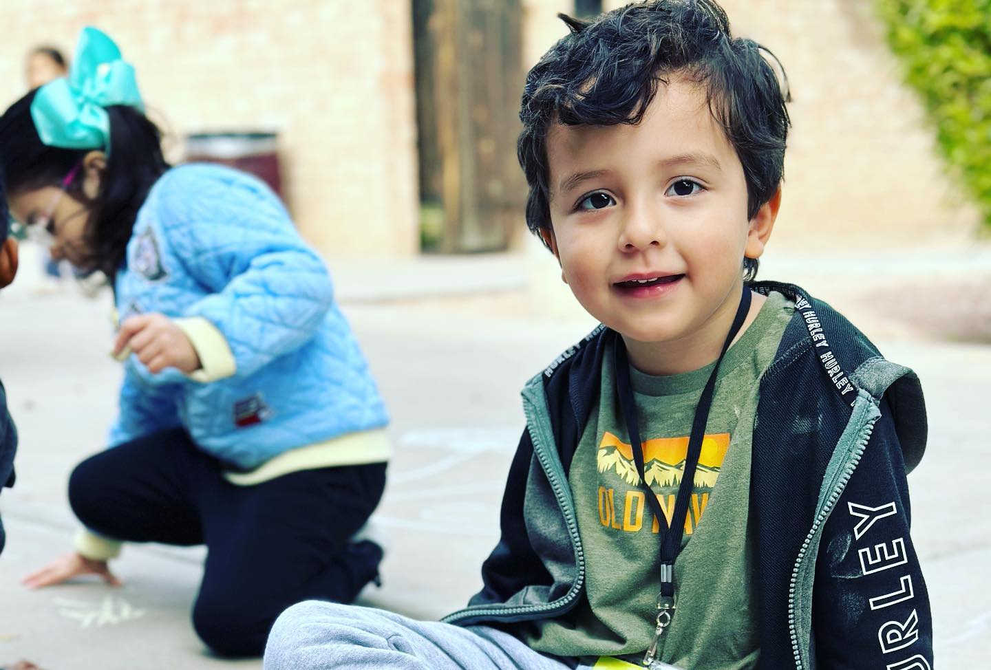Niño le enseña a contar en español a su compañerito