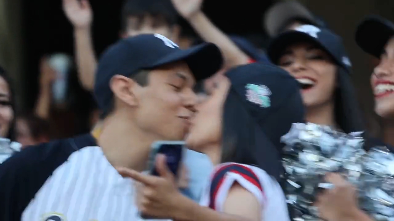 Joven bateado por amiga encuentra pareja para la “kiss cam”