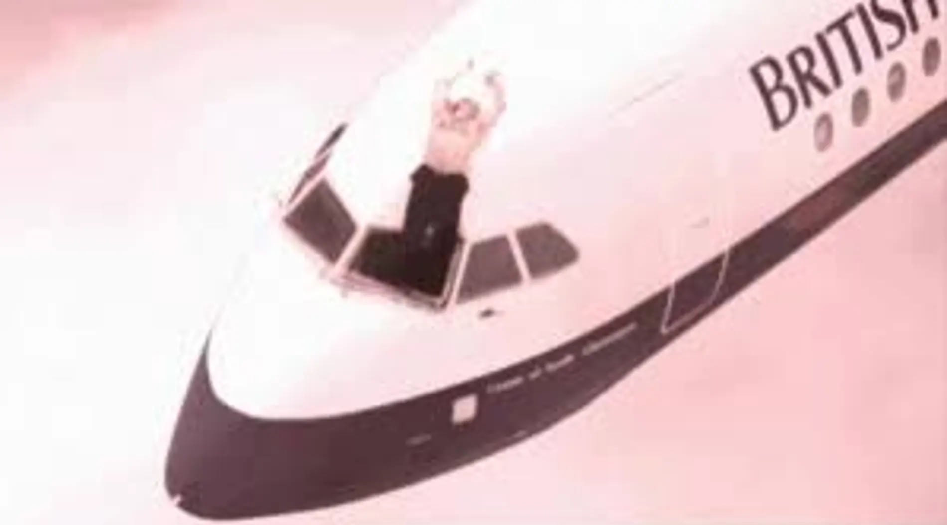 Tim Lancaster el piloto que fue succionado por una ventana